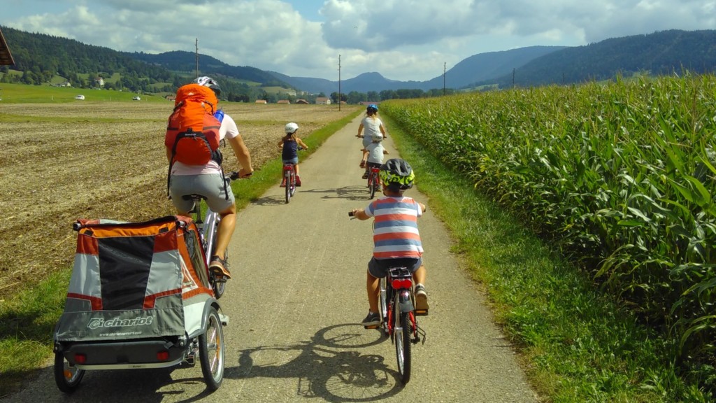 Balade en famille à vélo le long de l'Areuse - Destination Val-de-Travers